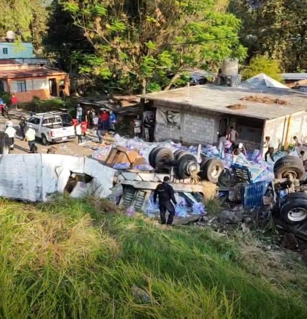 Vuelca tráiler con agua embotellada en la Puebla-Veracruz; hubo rapiña ...